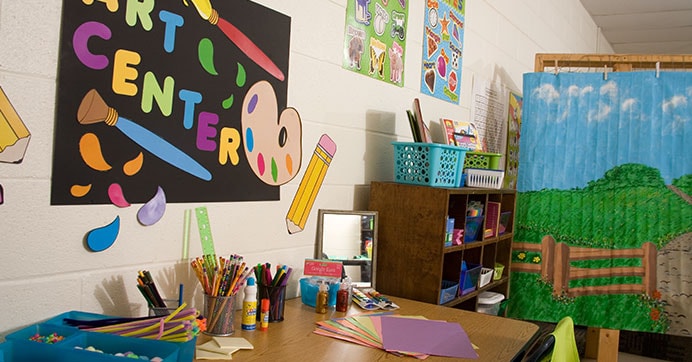 Creative classroom art center idea